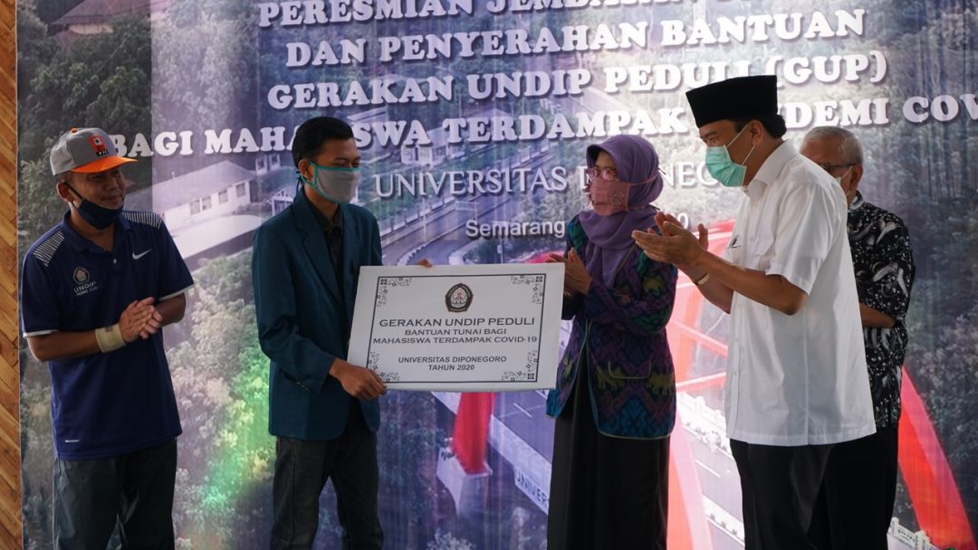 Undip Serahkan Bantuan Bagi 1712 Mahasiswa dalam Gerakan Undip Peduli ...