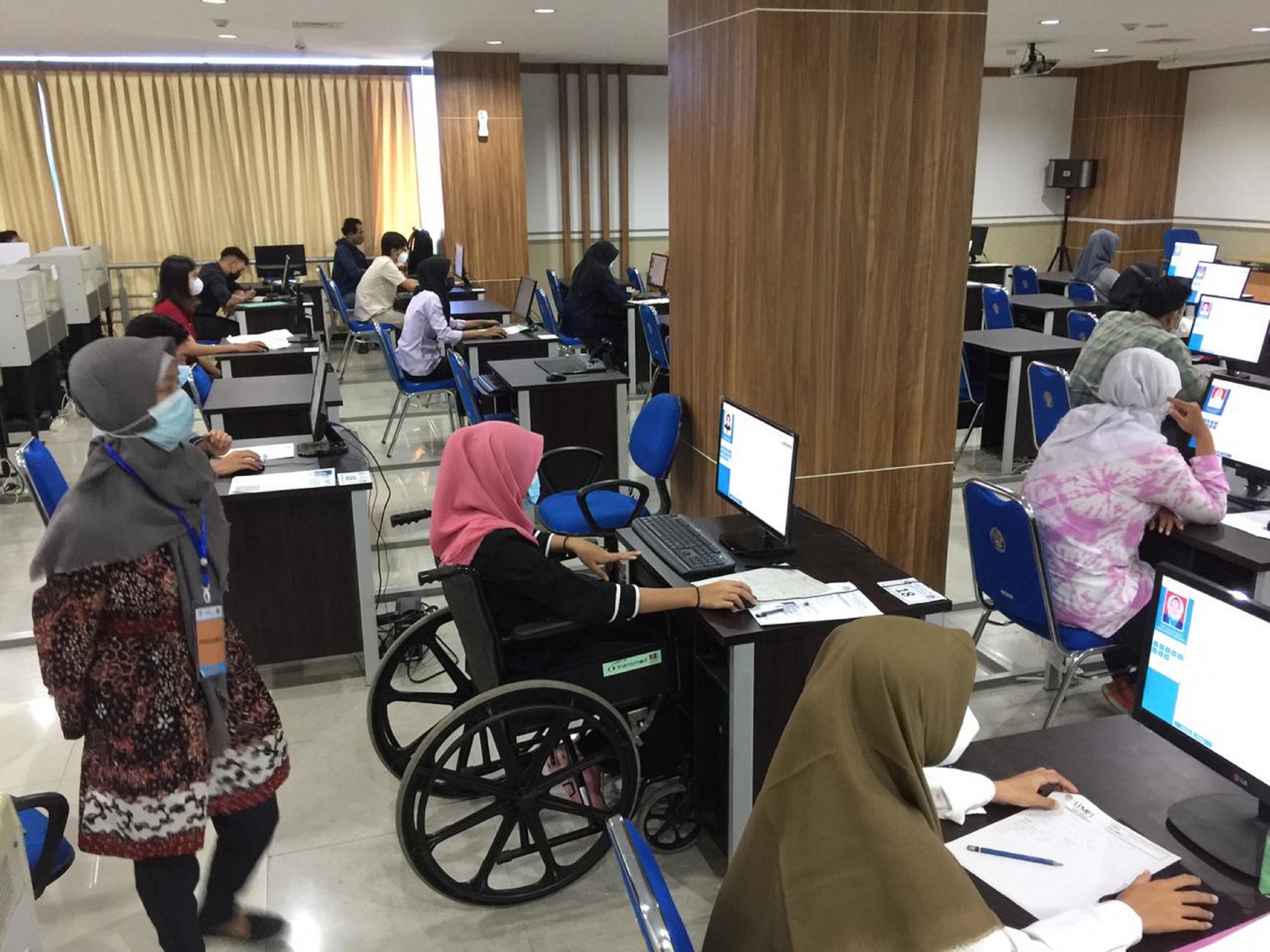 Layanan Prima Undip Untuk Peserta UTBK Dengan Kursi Roda - Universitas ...