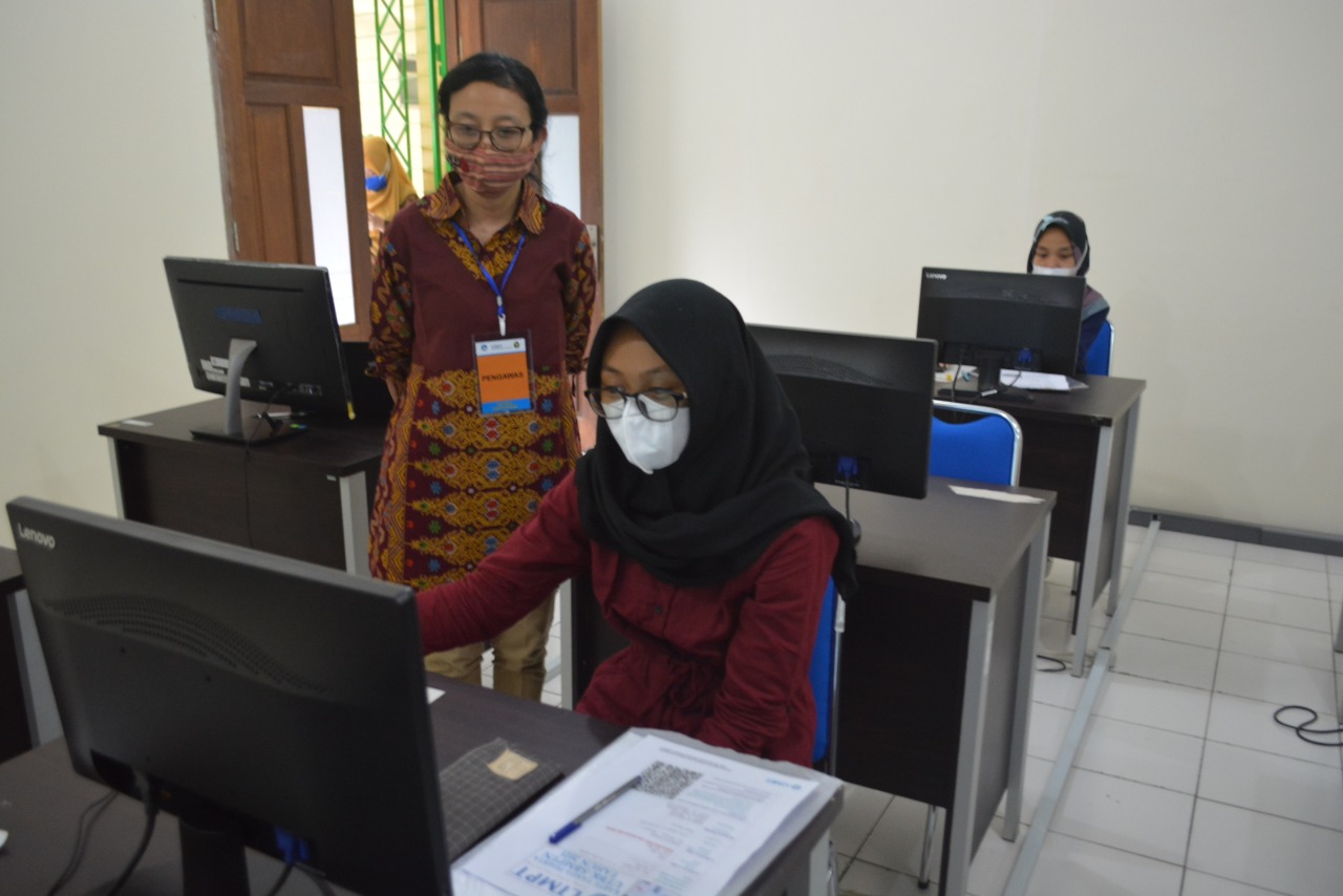 Orang Tua Turut Semangat Ikuti Proses UTBK-SBMPTN - Universitas Diponegoro