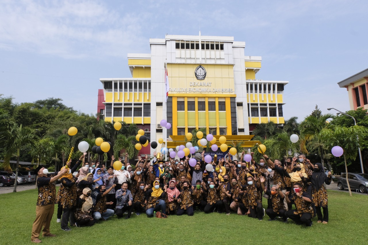 Tendik Fakultas Ekonomika dan Bisnis, Beri Kejutan Istimewa Pada Dekan ...