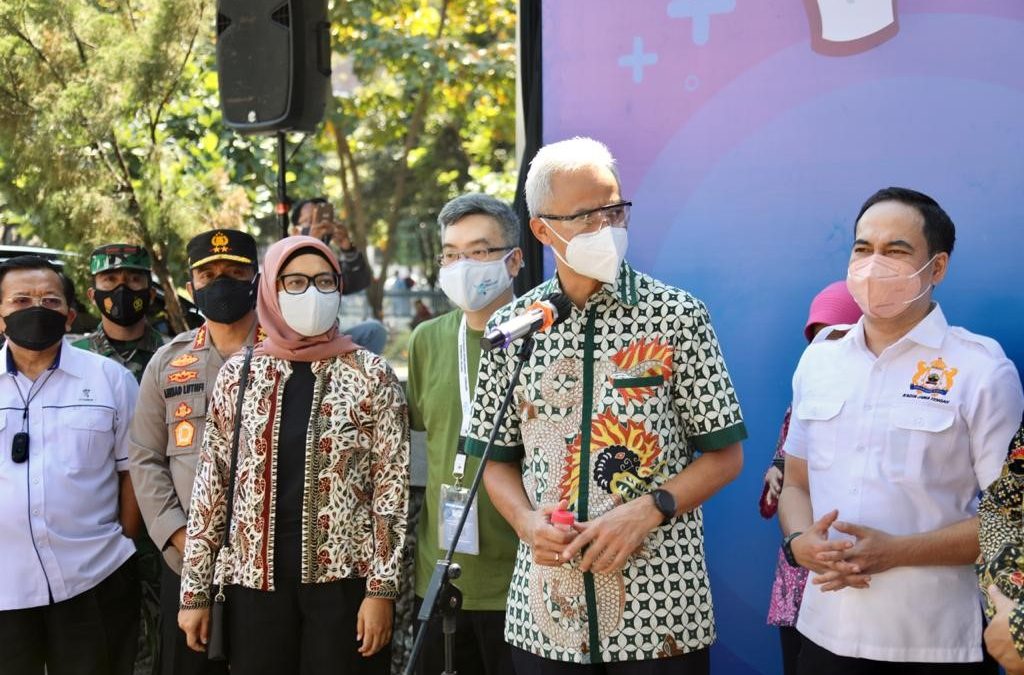 Gubernur dan Kapolda Jateng Tinjau Vaksinasi di Auditorium UNDIP ...