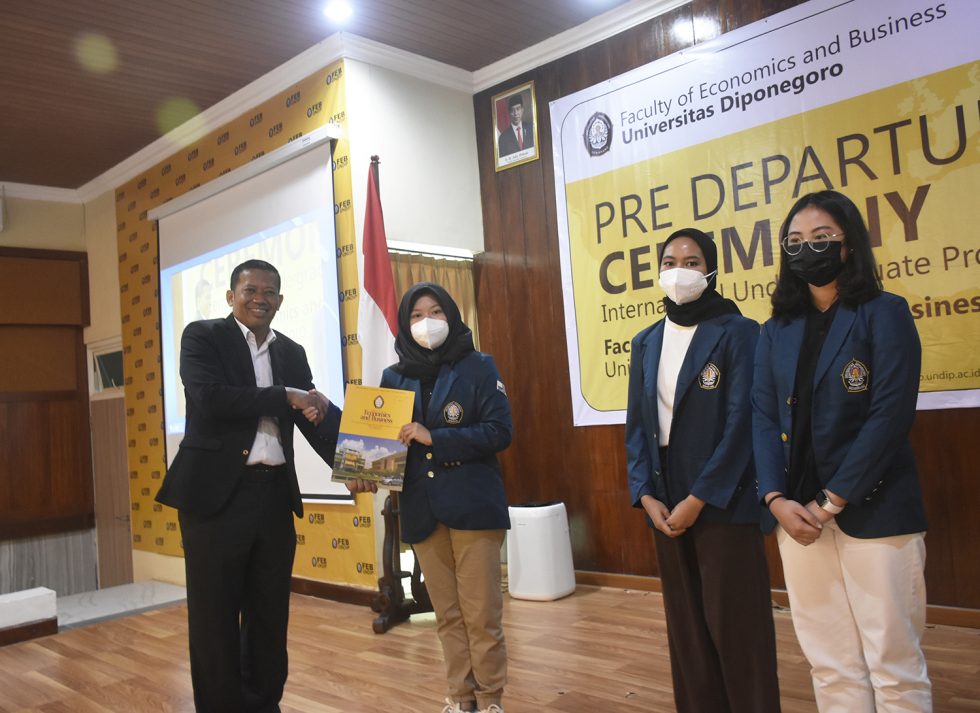 FEB UNDIP Deployed 61 IUP and Regular Students - Universitas Diponegoro