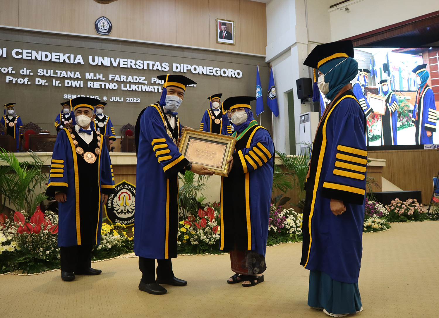 Professor of FK UNDIP, Prof. Sultana M.H. Faradz Entered Her Retirement ...
