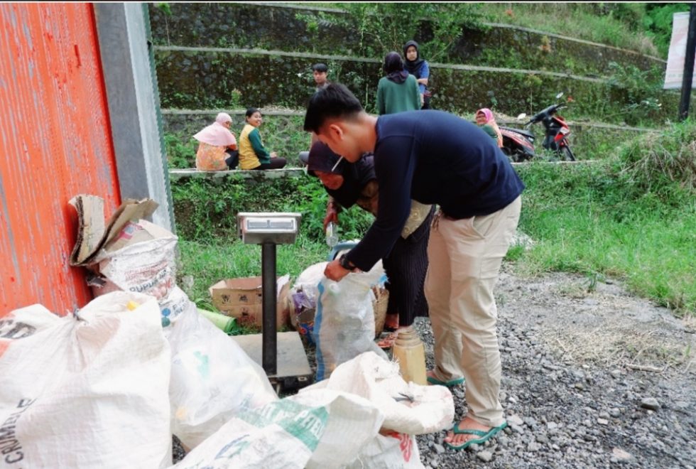 Mengatasi Permasalahan Sampah, Tim PPK Ormawa HM S1 Peternakan UNDIP ...