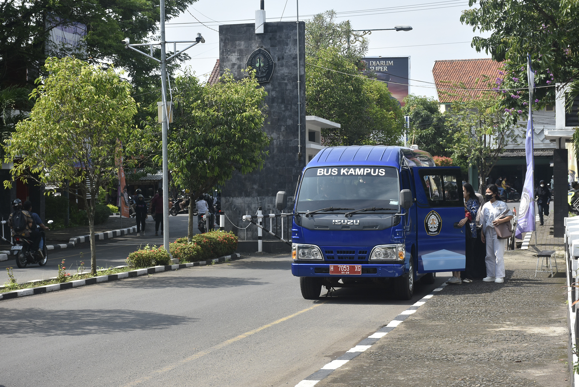 UNDIP Fasilitasi Mahasiswa dengan Bus Kampus - Universitas Diponegoro