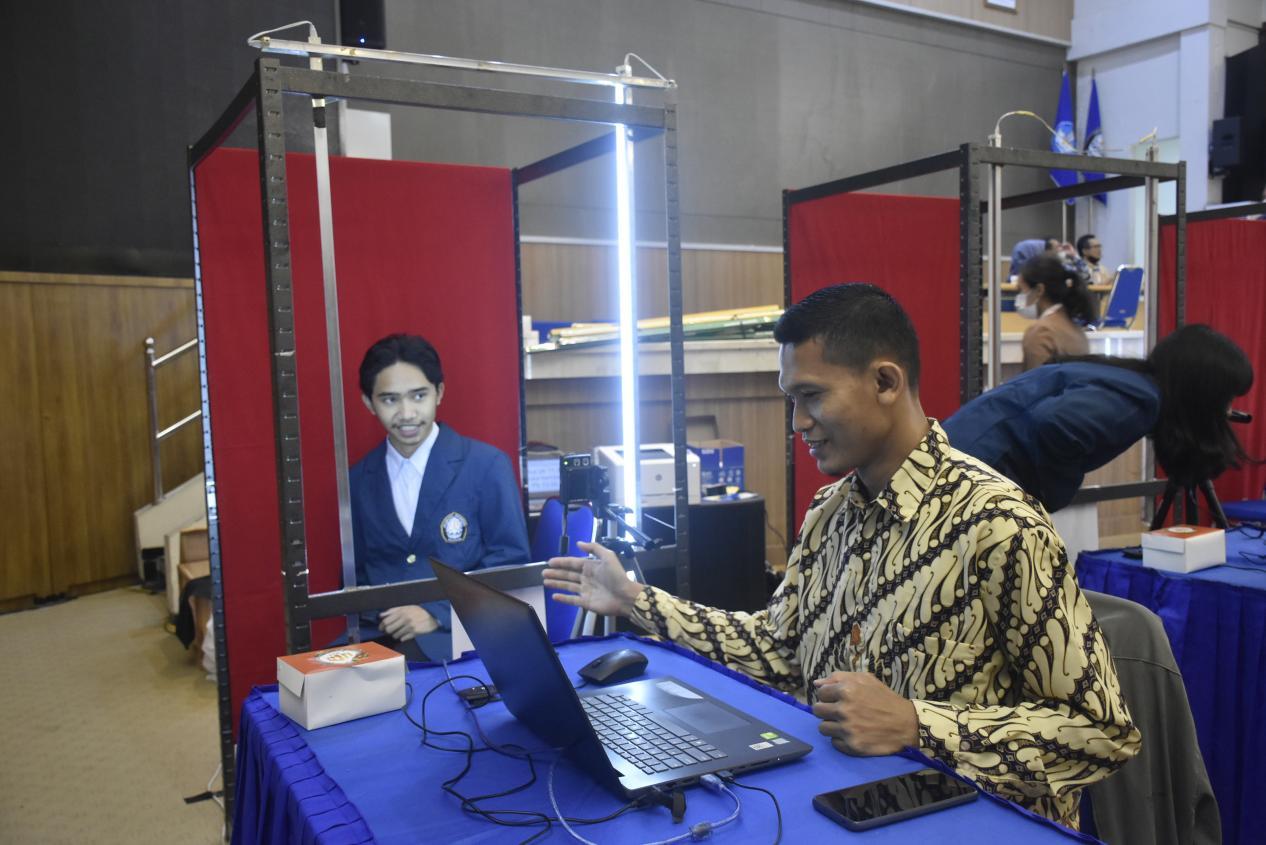 Kegiatan Foto KTM dan Pembagian Atribut Bagi Mahasiswa Baru Tahun ...