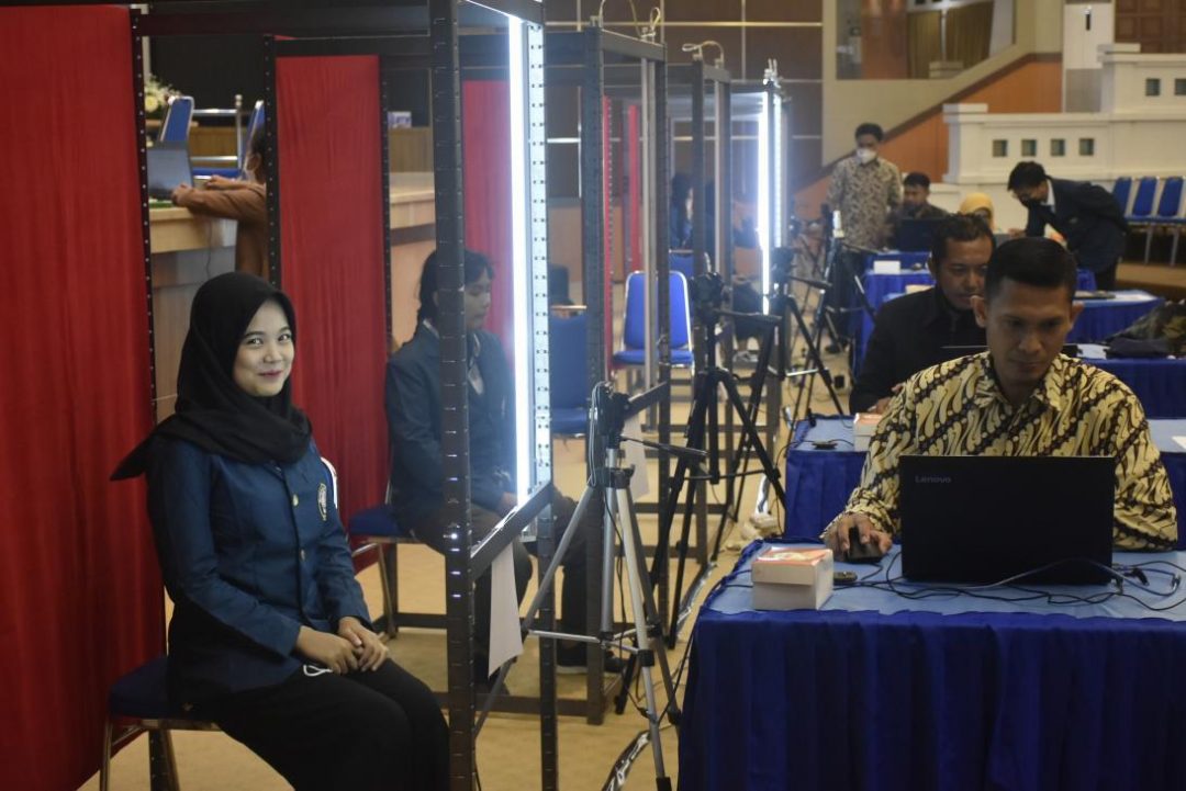 Kegiatan Foto KTM dan Pembagian Atribut Bagi Mahasiswa Baru Tahun ...