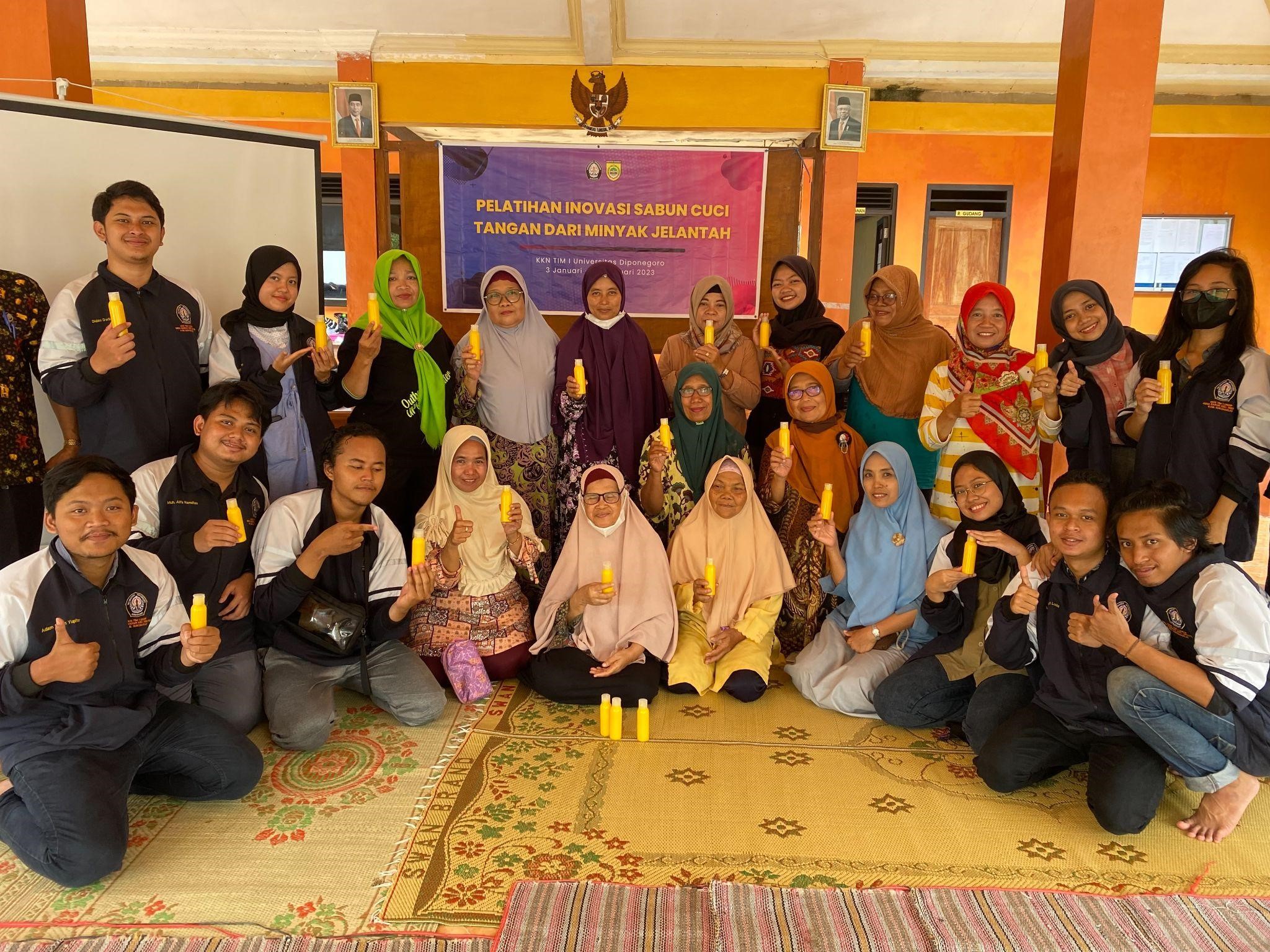 Tim KKN UNDIP Tumbuhkan Pola Hidup Sehat Cuci Tangan Dengan Sabun Dari Minyak Jelantah ...