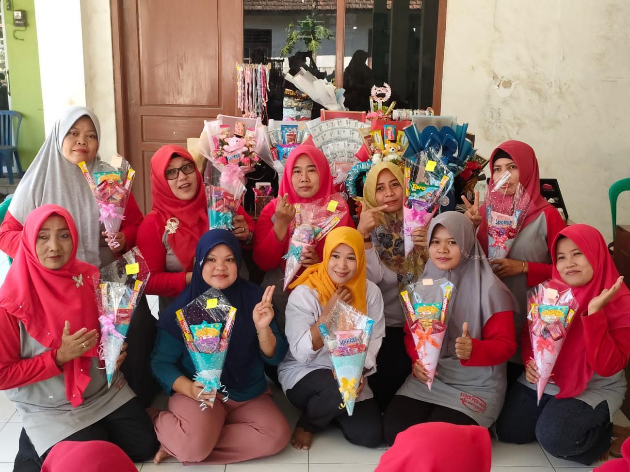 Community Service UNDIP Students Taught Bouquet Skills and Photo ...