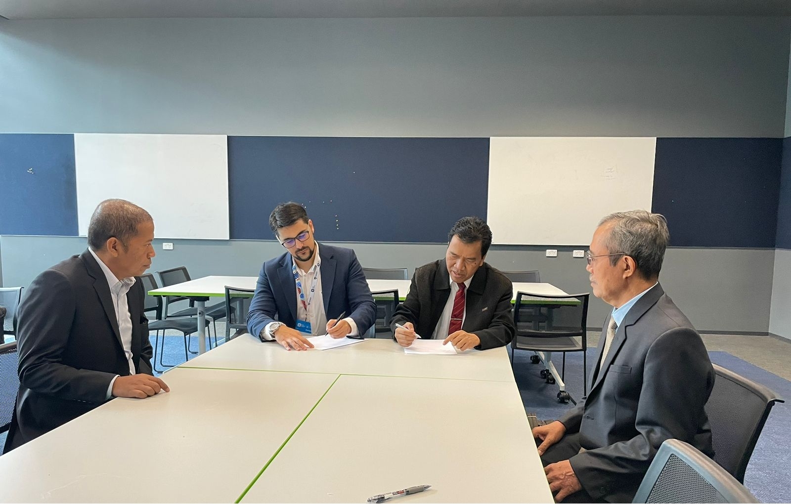 Rektor UNDIP Menandatangani MoU dengan Vice President of Woxsen ...