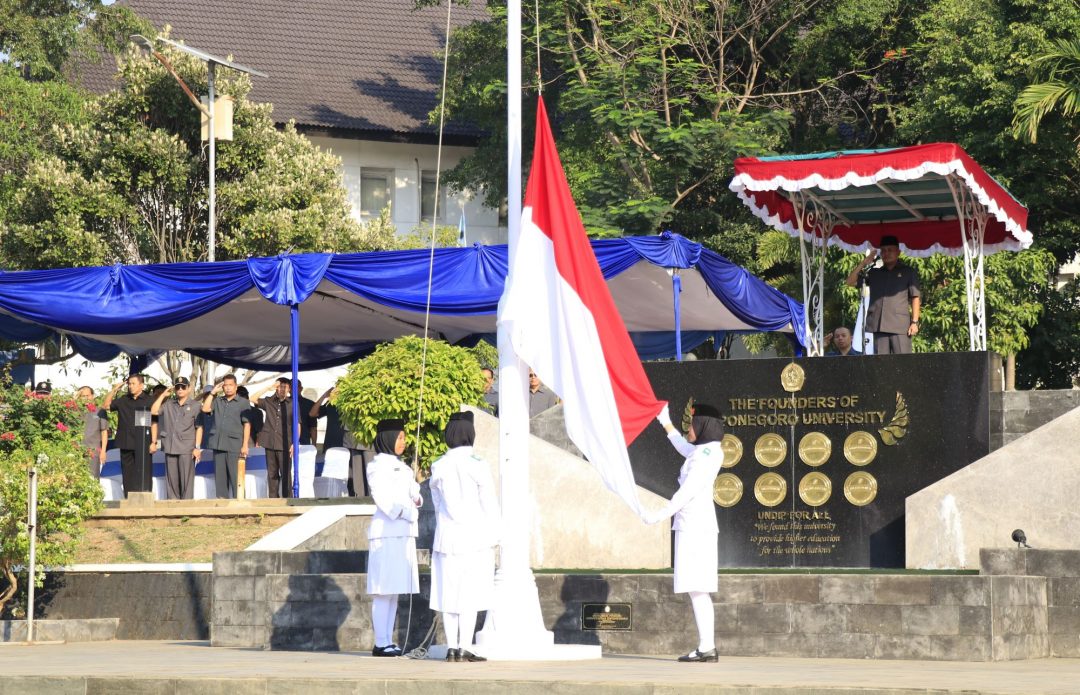 UNDIP Melaksanakan Upacara Peringatan Hari Sumpah Pemuda Ke-95 - Universitas Diponegoro