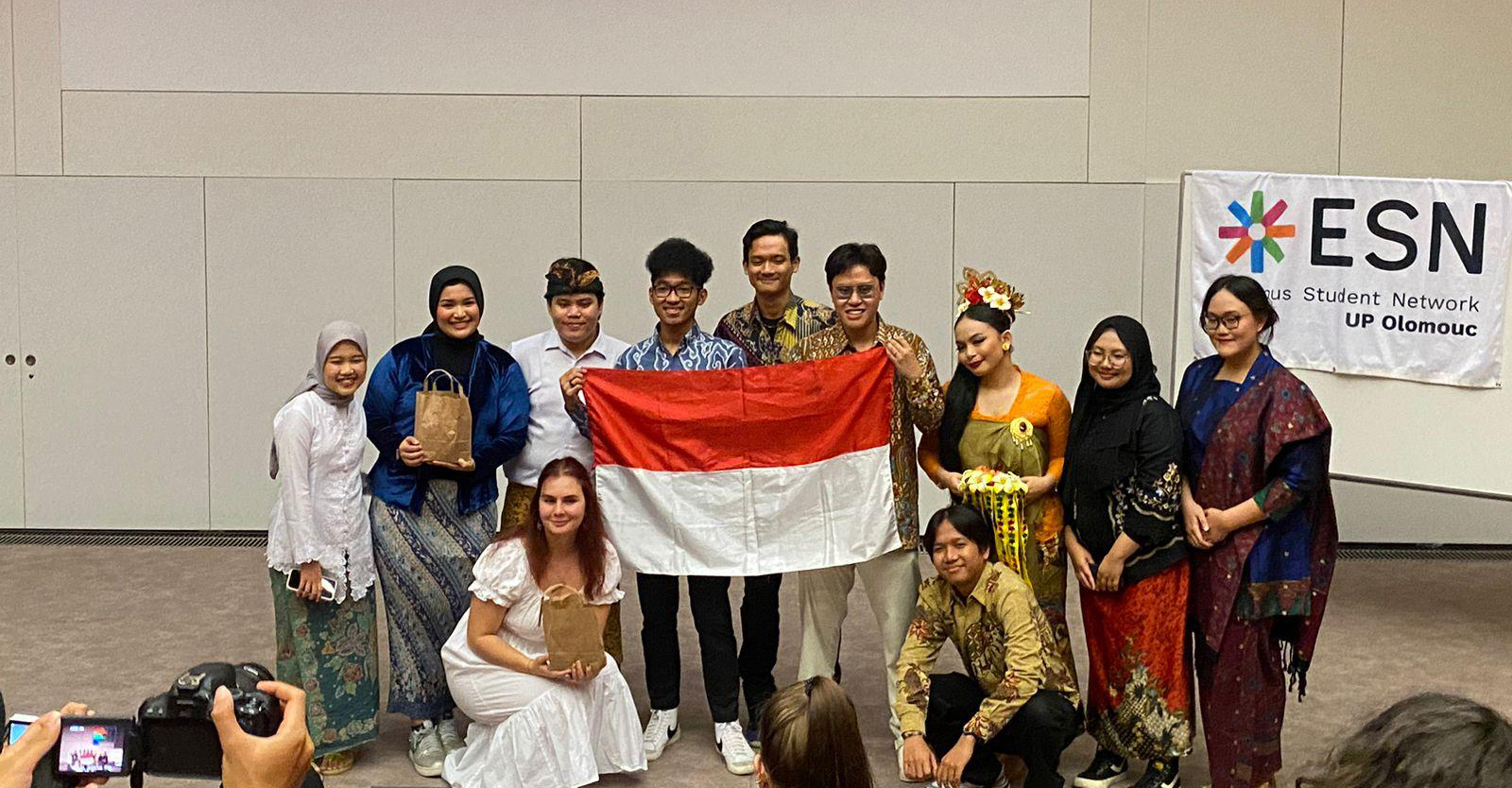 Terus Mengukir Prestasi, Mahasiswa IISMA UNDIP 2023 Sukses Kenalkan Budaya Indonesia di Negeri ...