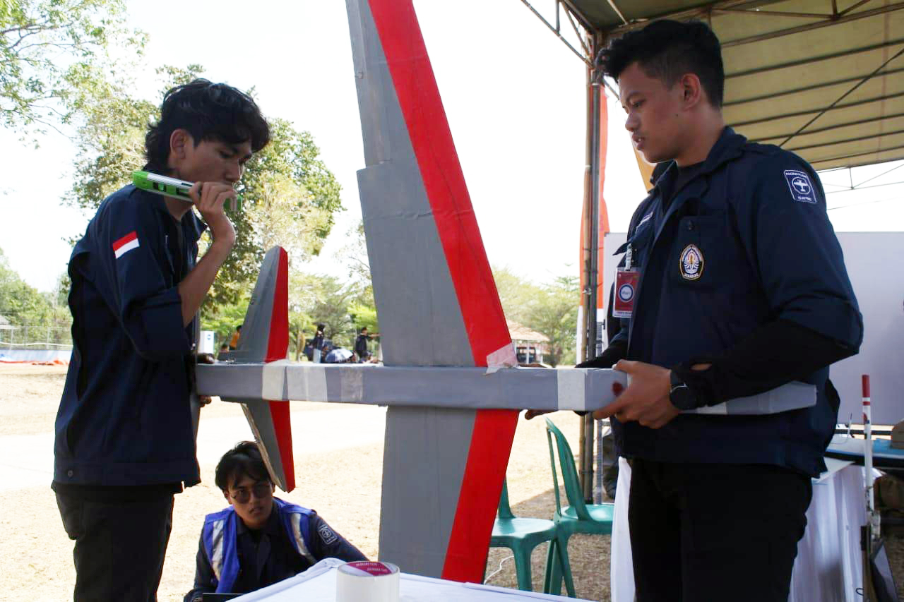 Tim Jentayu Racing Plane UNDIP Juara Best Pilot Kontes Robot Terbang ...