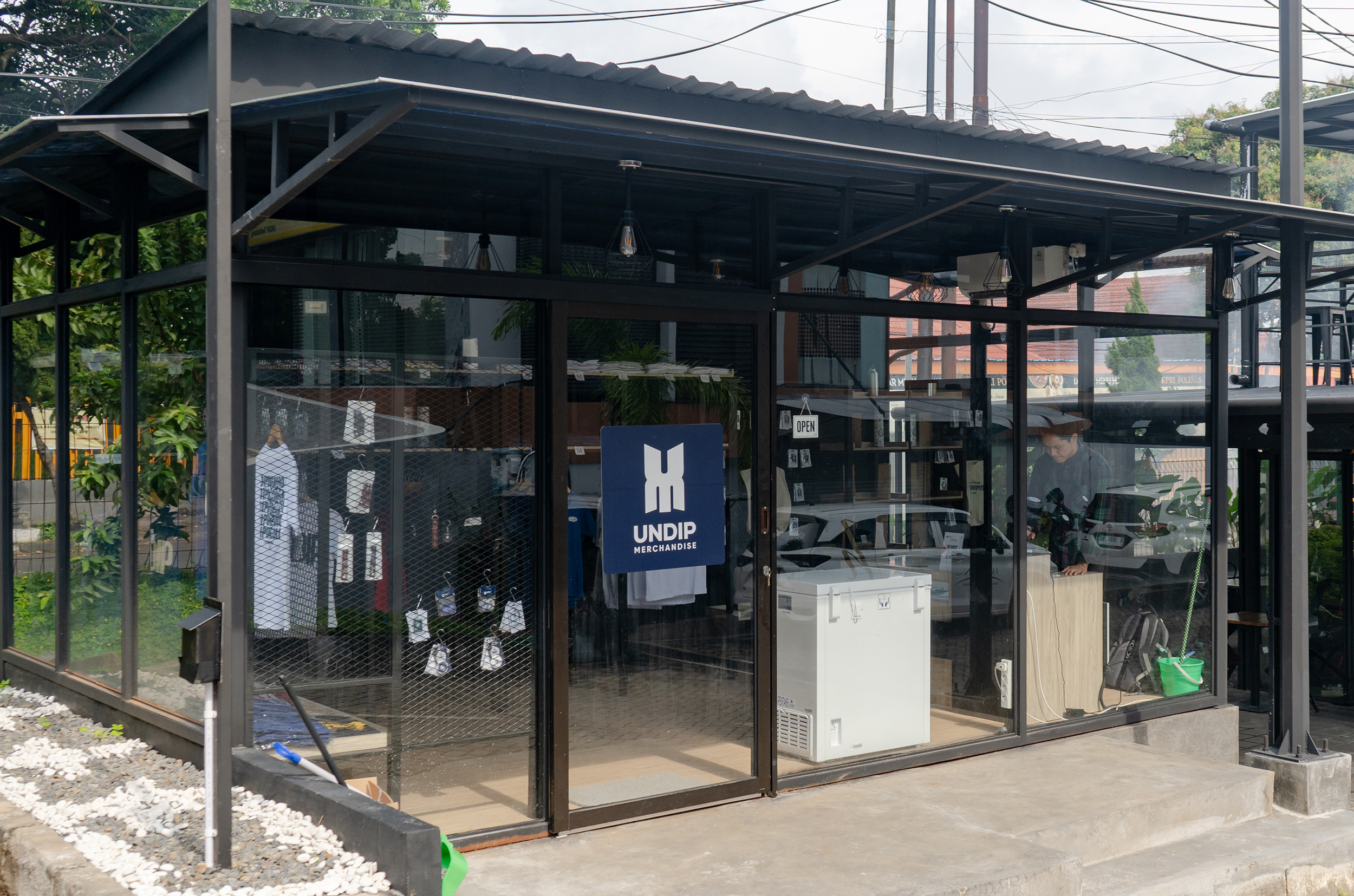 Pertama! Undip Luncurkan Official Merchandise Store - Universitas ...