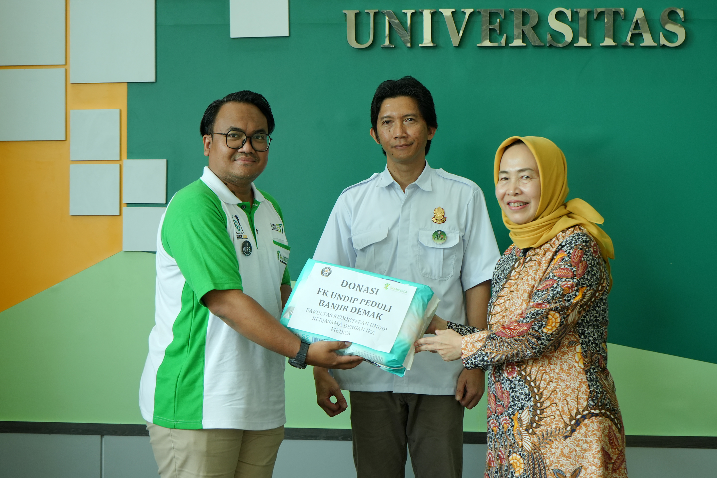 FK Undip Bersama IKA MEDICA Peduli Banjir Demak - Universitas Diponegoro
