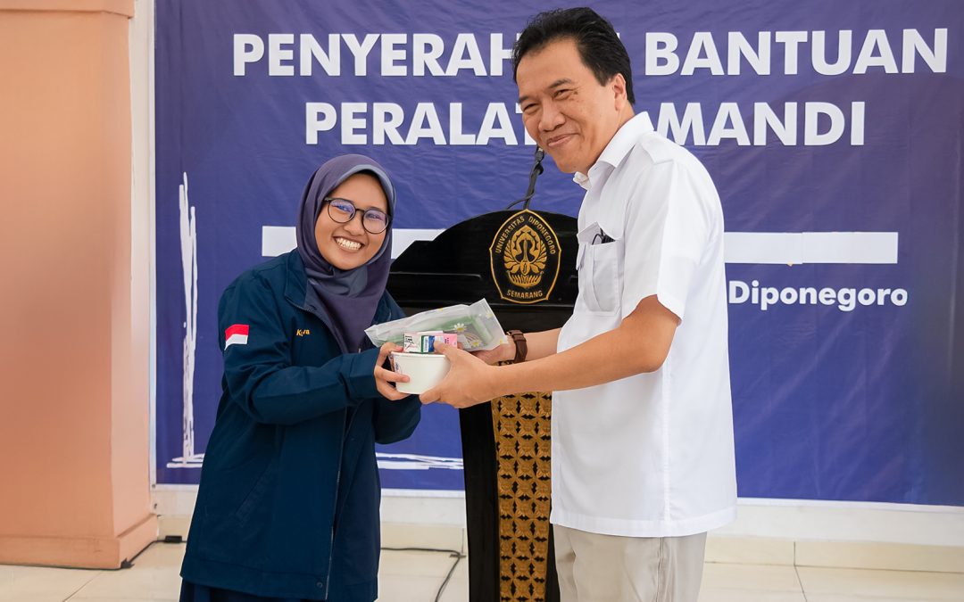 Undip Gandeng Bank Mandiri Bagikan 1800 Paket Peralatan Mandi untuk ...