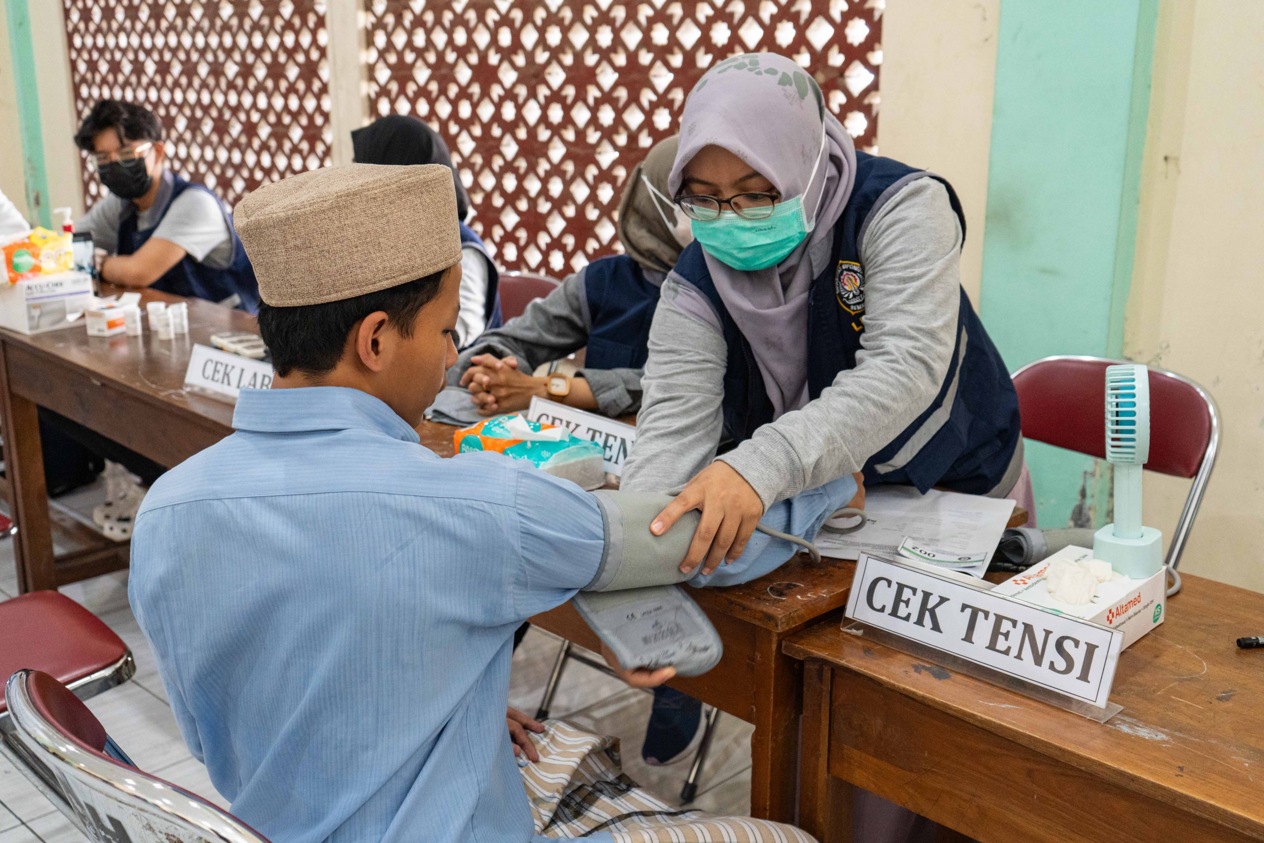 LPPM UNDIP Provides Free Treatment to Residents of the Asshodiqiyah ...