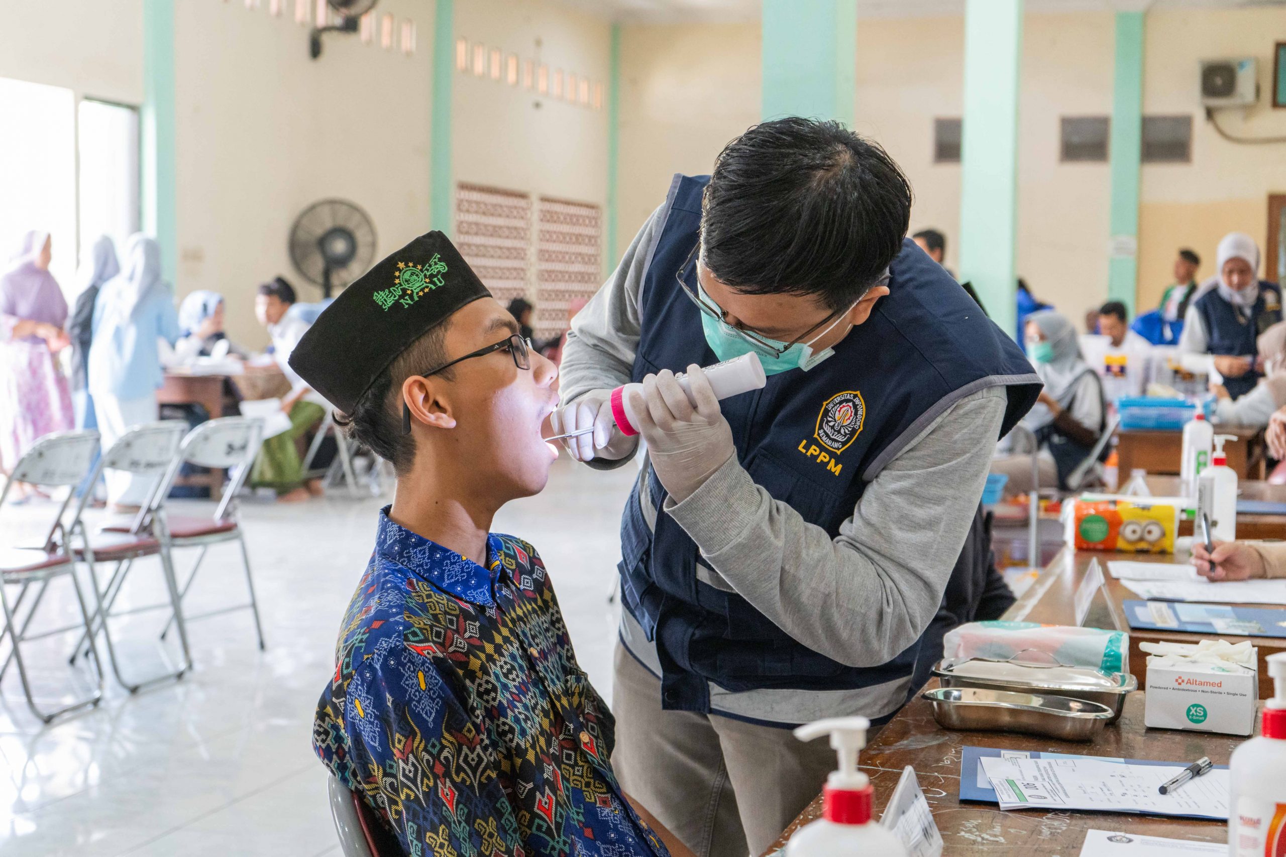 LPPM UNDIP Provides Free Treatment to Residents of the Asshodiqiyah ...