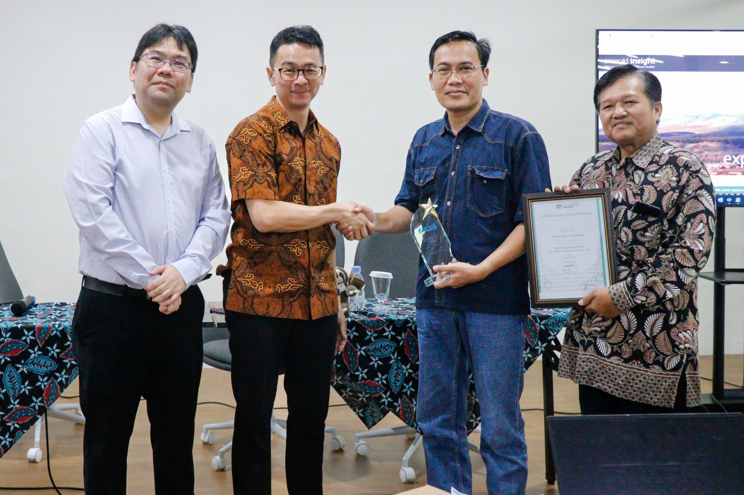 UNDIP Terima Penghargaan Emeralds Usage Award 2024 - Universitas Diponegoro
