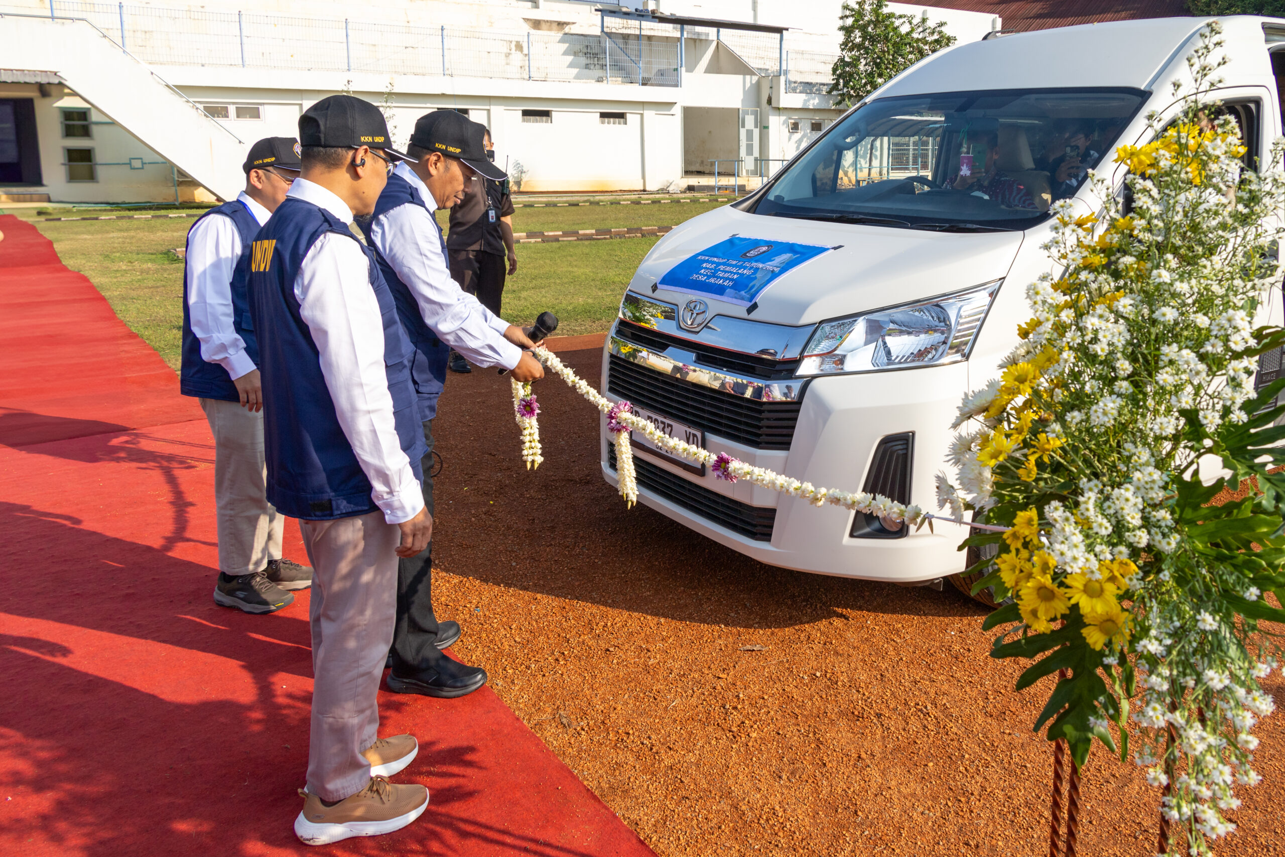 Outstanding! The Rector Deployed 7,254 UNDIP Community Service Team II ...