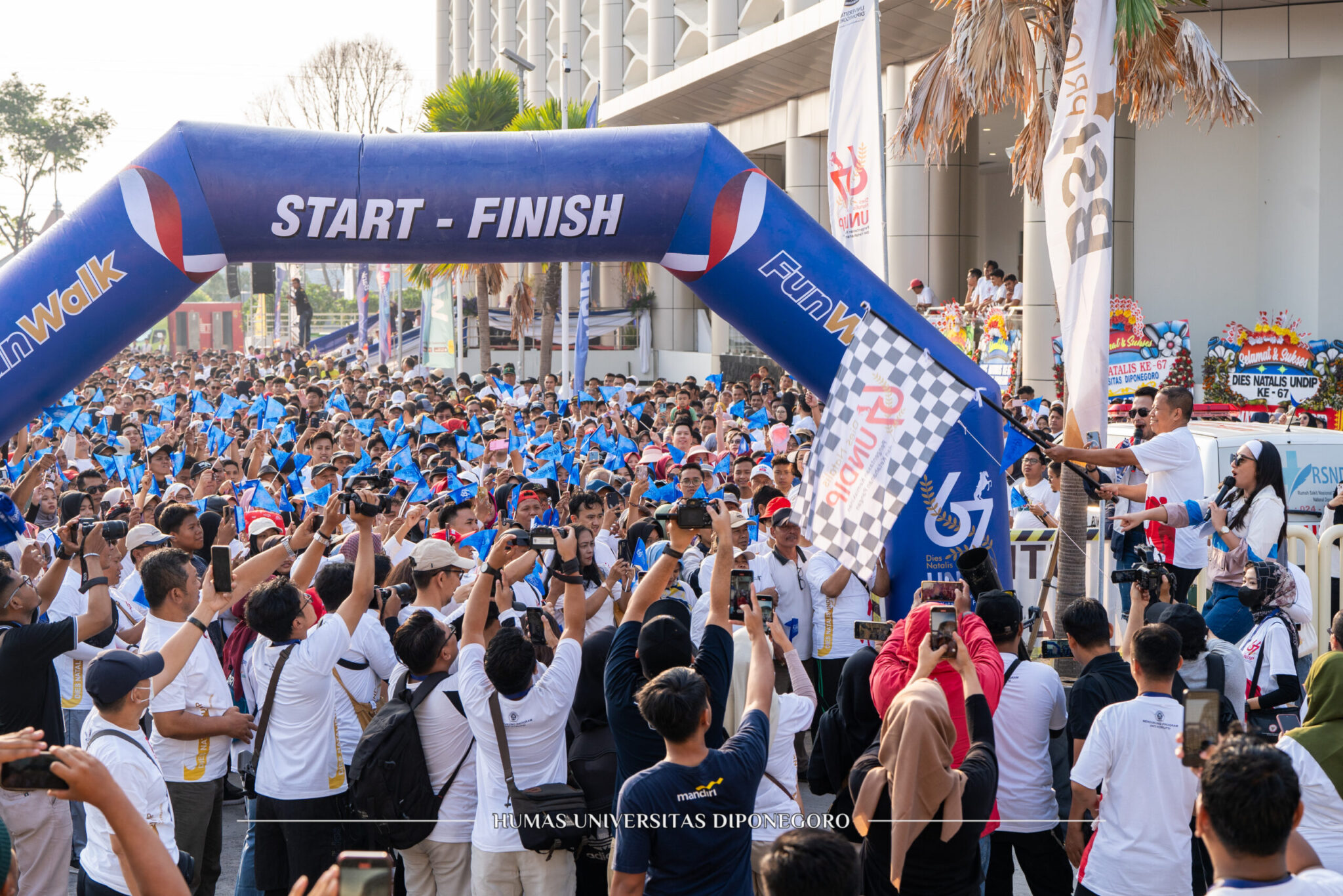 Fun Walk Dies Natalis ke-67: UNDIP Kampus Sehat - Universitas Diponegoro