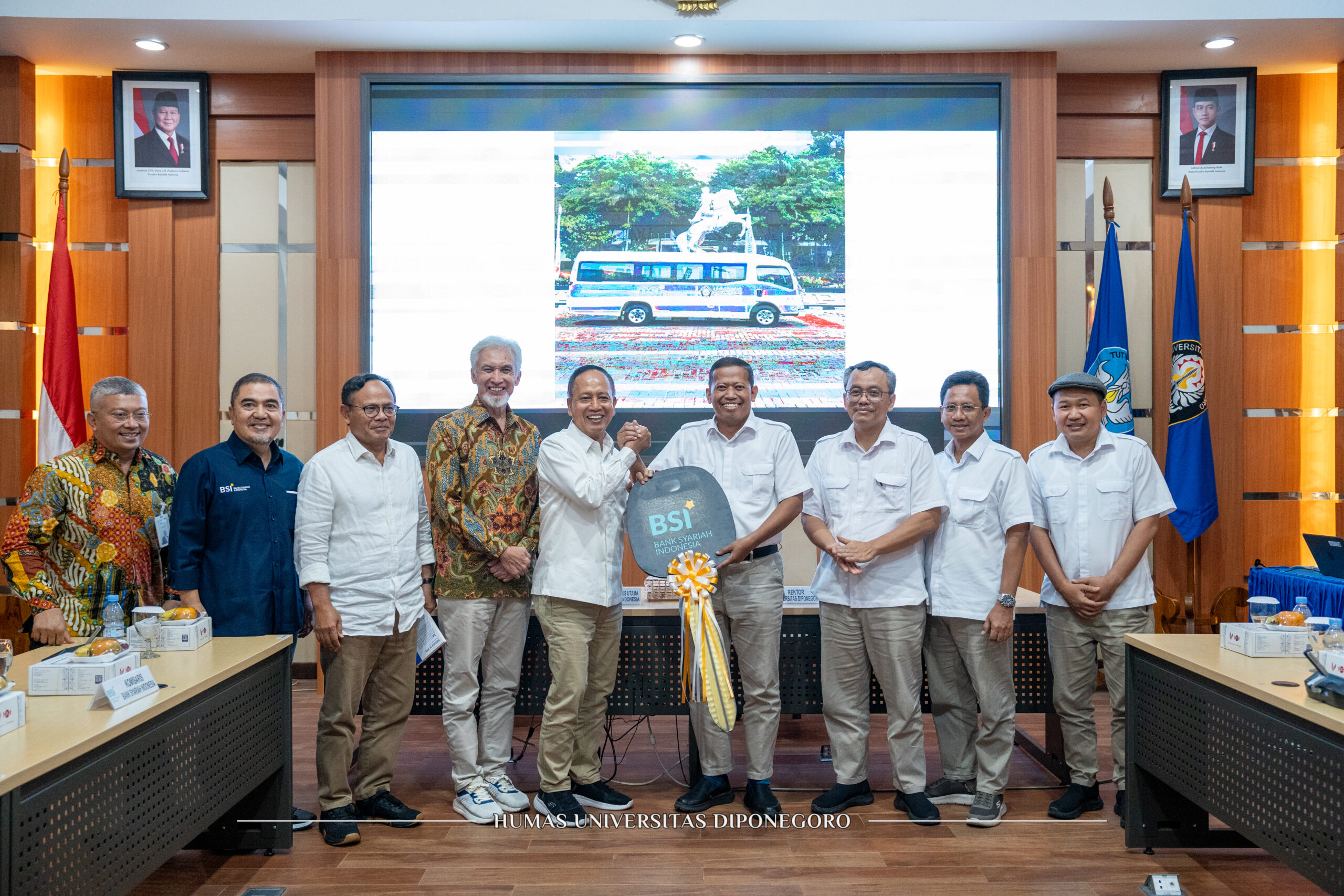 UNDIP Receives Grant of One Isuzu ELF Vehicle from Bank Syariah ...
