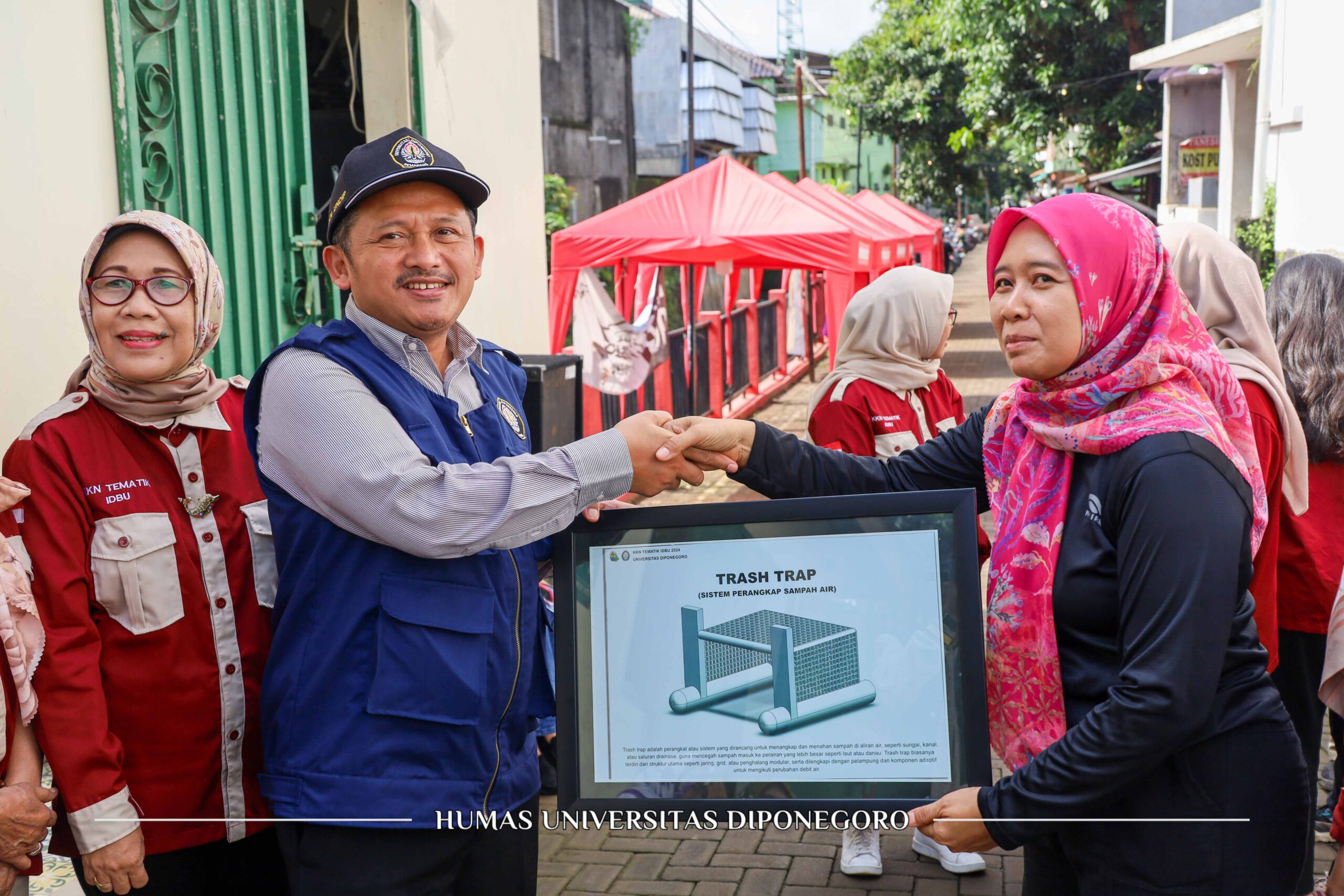 KKN-T IDBU 2024: 'Trash Trap' Equipment as a Solution to Overcome ...