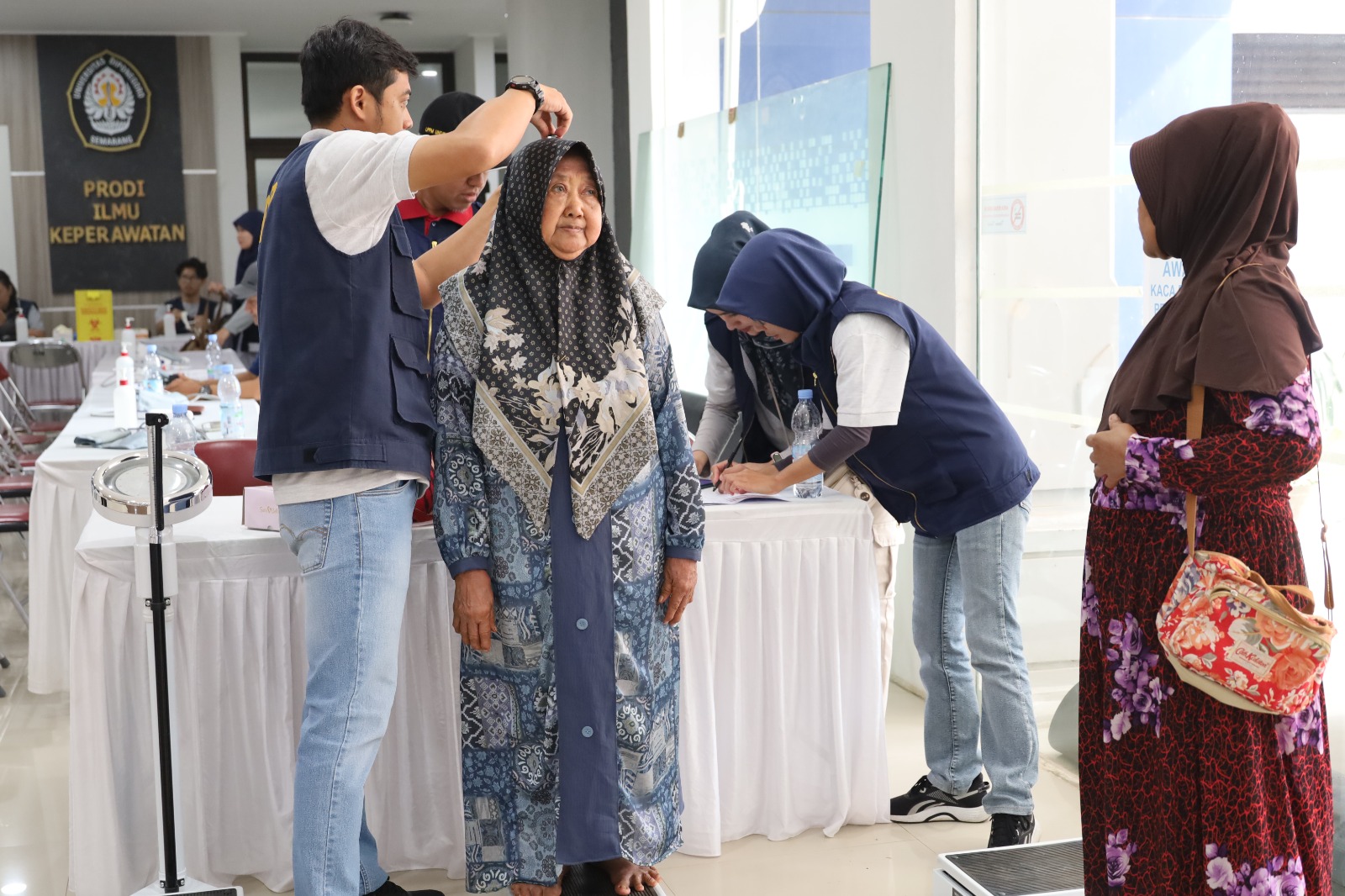 WEBINAR UNDIP SDGs Seri 4 : Pengaruh Pandemi Covid-19 dan Era New ...